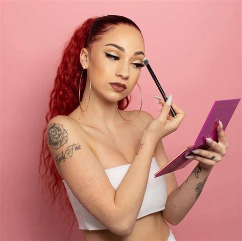 打妈女孩bhad Bhabie 十八岁生日迫不及待地开通了onlyfans因为
