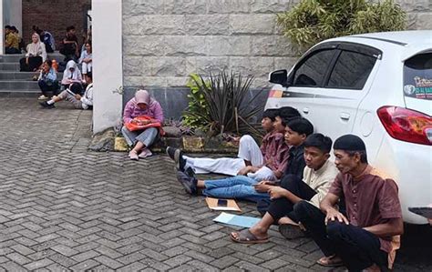 Masyarakat Keluhkan Lamanya Antrean Pendaftaran Ppdb Di Smkn 3 Jember
