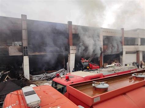 لە گەڕەکی کوردساتی شاری سلێمانی ئاگر لە باڵەخانەیەکی بازرگانی کەوتەوە و