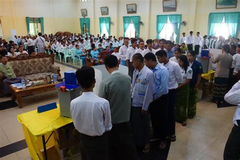 ဘိုကလေးမြို့နယ်မှ မဲဆန္ဒရှင်ပြည်သူများ မြန်မာအီလက်ထရောနစ် မဲပေးစက်ဖြင့