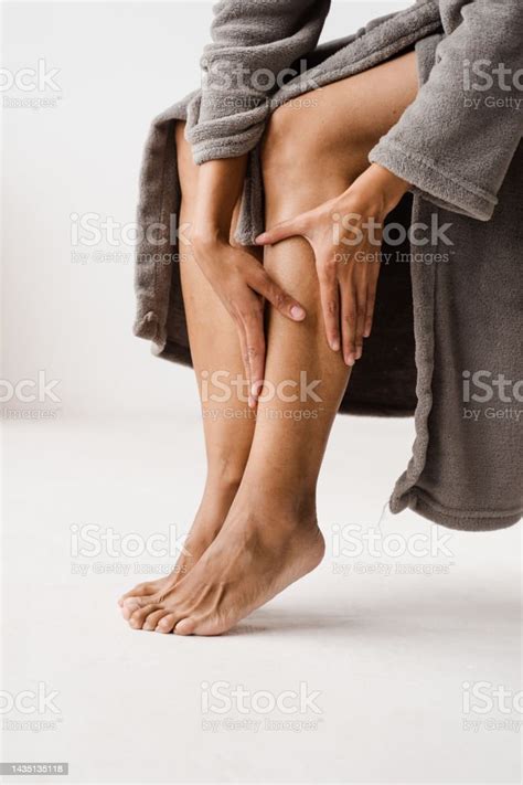 아프리카 계 미국인 소녀가 다리를 만지고 정맥을 바라 봅니다 여성의 심부 정맥 혈전증과 정맥류 방문 혈관 외과 의사에서 경화