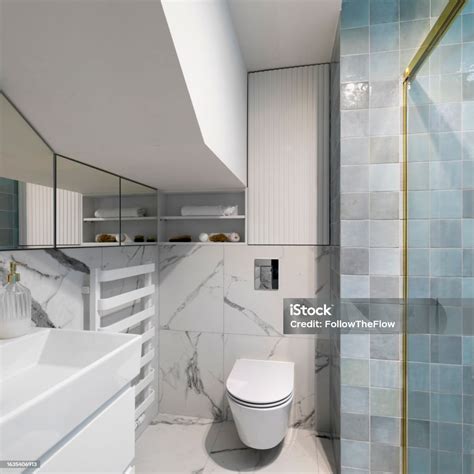 대리석 타일 흰색 변기 금색 욕실 수도꼭지 수도꼭지 고전적인 흰색 변기 싱크대 벽에 거울 유리 비누 디스펜서 및 욕실 액세서리가있는 욕실 인테리어의 창조적 인 구성 가정