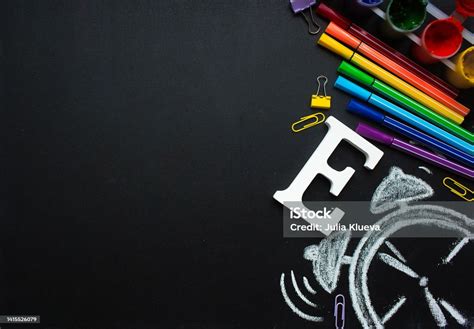 학교 용품 알람 시계 및 여러 가지 색의 연필 평평한 누워있는 상단보기 텍스트 공간을 복사합니다 학교에서 새로운 학년도의 개념 0명에 대한 스톡 사진 및 기타 이미지