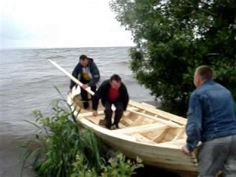 Спуск на воду лодки, сделанной своими руками - YouTube