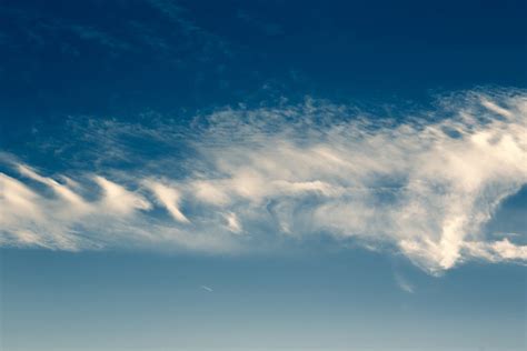 가느다란 구름과 콘트레일이 있는 아름다운 푸른 하늘 · 무료 스톡 사진