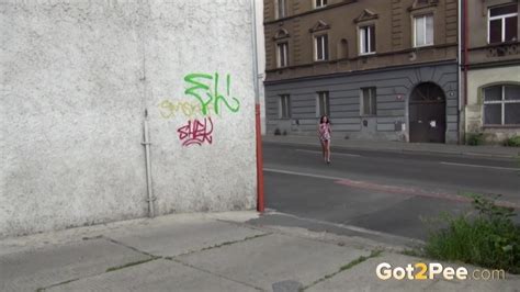 Une Fille Aux Cheveux Noirs Fait Pipi à Côté Dune Route Très