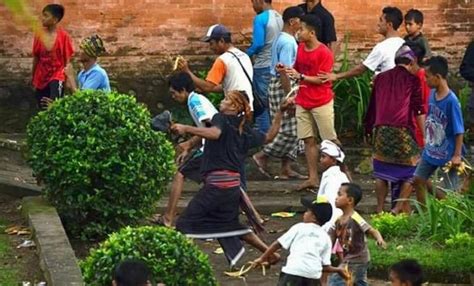 Tradisi Perang Topat Di Lombok Informasi Sejarah Budaya Wisata Kebumen