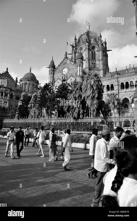 People Crossing Road Victoria Terminus Vt Chhatrapati Shivaji Maharaj