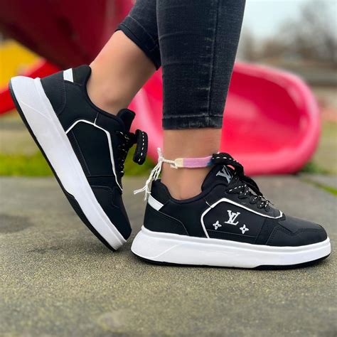 کتانی دخترانه ساقدار نایک سفید دلفینی کد 10746 قیمت و خرید مکس بکس