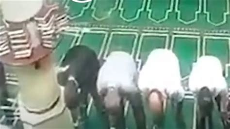 يسرق موبايلات المصلين كاميرا مراقبة ترصد لصاً داخل مسجد بشبرا الخيمة