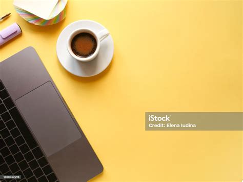 노트북 펜 노란색 배경에 커피플랫 평신도 구성 개념 원격 연구 및 가정에서 작업 원격 작업 프리랜서 검역 커피 휴식 사무실 테이블 카피스페이스 하이 앵글에 대한 스톡 사진