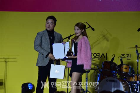 메이크업 아티스트 겸 가수 문송희 1인미디어 페스티벌 뷰티엔터테인먼트상 수상 한국연예스포츠신문