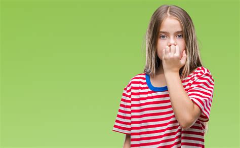 손톱을 물어 뜯고 입에 스트레스와 긴장 손을 찾고 격리 된 배경 위에 젊은 아름 다운 소녀 불안 문제입니다 손톱 물어뜯기에 대한 스톡 사진 및 기타 이미지 Istock