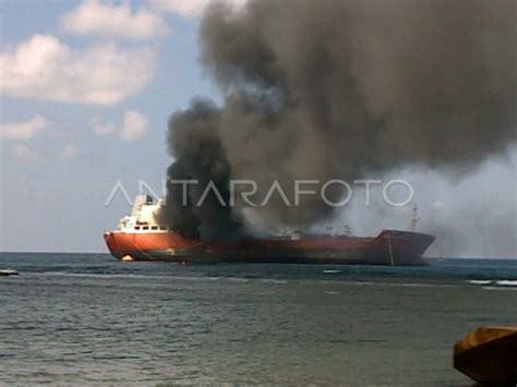 KAPAL TERBAKAR ANTARA Foto
