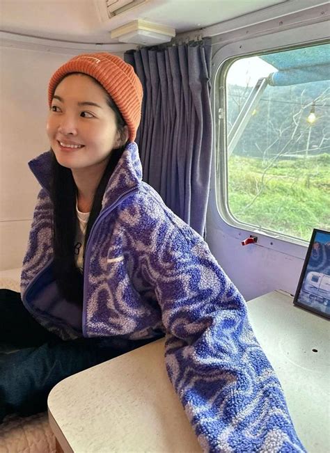 패션엔 ‘전진 아내 류이서 이젠 뽀글이 툭 걸쳐도 예쁜 플리스 재킷 여행룩
