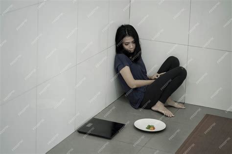 Premium Photo Skinny Anorexic Woman With Salad And Scales