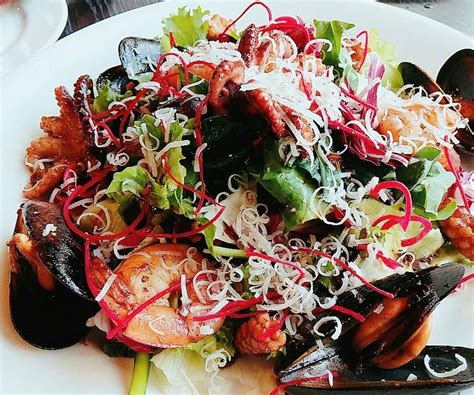 당진트레이 새우오징어쭈꾸미홍합 등 신선한 해산물과 갖가지 채소를 발사믹 와인 드레싱 소스와 함께 드실 수 있는 발사믹 씨푸드 샐러드 식사전 입맛을 돋구는