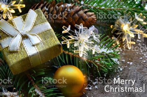 전나무 나무 황금 선물 상자 화 환 조명과 오래 된 나무 바탕에 소나무 콘과 함께 메리 Christmasfestive 장식 12