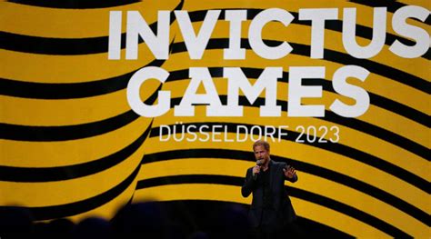 Salud por los duques El príncipe Harry y Meghan Markle beben más cerveza en los Invictus Games