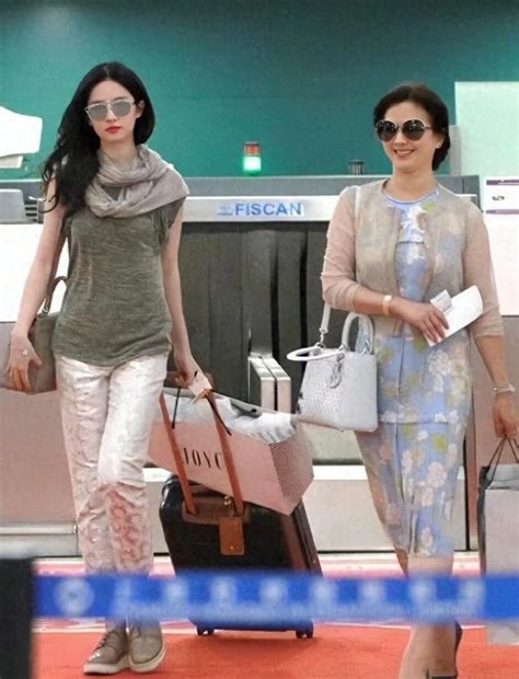 刘亦菲与妈妈哈尔滨同框，65岁刘晓莉颜值惊艳，母女宛如姐妹花 360娱乐，你开心就好