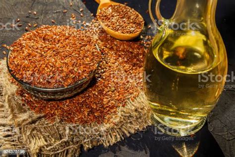 찰 흙 그릇에 아마 씨과 아마 씨 기름에는 유리 나무 테이블에 항아리 아마 씨 오일은 오메가3 산 풍부 하다 0명에 대한 스톡 사진 및 기타 이미지 Istock