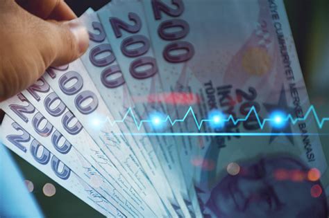 터키 통화 금융 및 경제 개념 금융 차트가 있는 터키 리라 지폐를 들고 있는 손 최저 임금에 대한 스톡 사진 및 기타 이미지