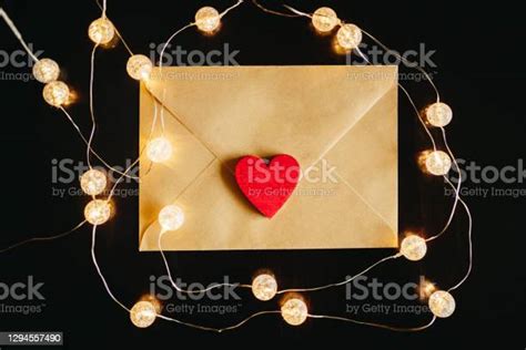 세인트 발렌타인 의 인사말 카드 빛에 둘러싸여 편지 사랑 배경 개념 발렌타인 데이 축하 개념 발렌타인 카드에 대한 스톡 사진 및 기타 이미지 Istock