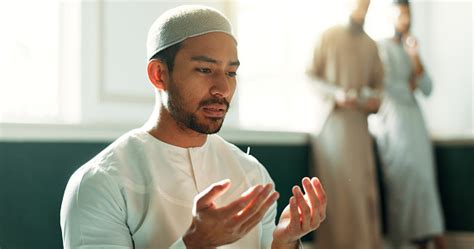 이슬람교 기도 모스크에서 믿음 마음 챙김 및 믿음에 대한 헌신으로 감사를 느끼는 사람 예배 종교 및 무슬림 성스러운 성전 찬양