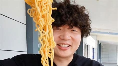 好奇吃一百天泡面会怎么样我猜能存点钱 YouTube