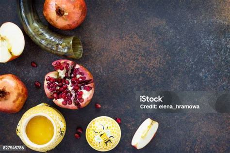 로 시 Hashanah 의 개념 전통적인 휴일 기호소파 꿀 사과 돌 또는 슬레이트 배경에 석류 평면 위치 최고 볼 수 있습니다