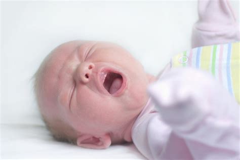婴儿半夜吐奶怎么回事（新生儿为啥一到晚上就哭闹） 幼儿百科 魔术铺