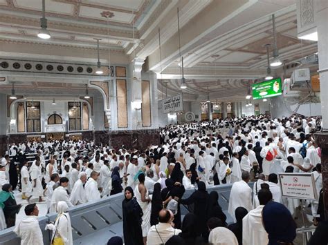 Pilgrims Walk Between The Hills Of Safa And Marwah Editorial Image