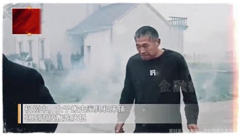 女子和丈夫办完离婚立马分家，搬走家具还放鞭炮庆祝，现场太唏嘘