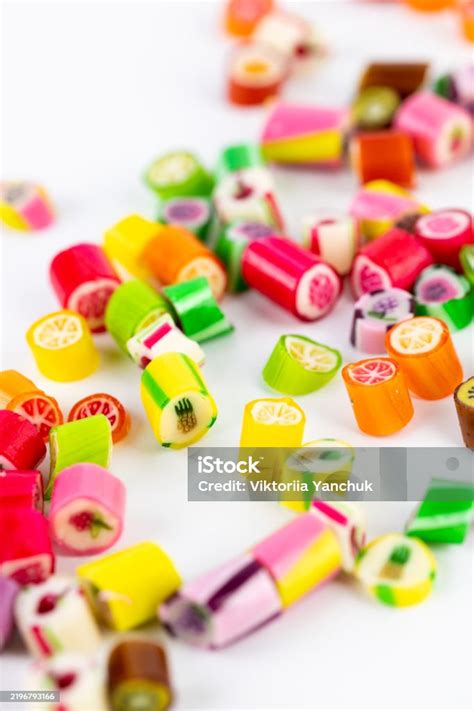 흰색 배경에 근접 촬영 다양한 맛과 패턴을 가진 작은 여러 가지 빛깔의 설탕 캐러멜 아이들이 가장 좋아하는 과자 충치의 위험이 큰 선택 혈당 초과 체중 0명에 대한 스톡