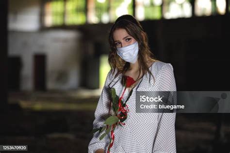 Seorang Gadis Muda Yang Cantik Berpose Dengan Mawar Dan Topeng Sebelum