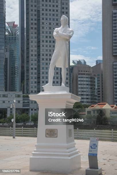싱가포르의 고층 건물과 함께 하는 스탬포드 래플스 경의 동상 래플즈 시티에 대한 스톡 사진 및 기타 이미지 래플즈 시티 0