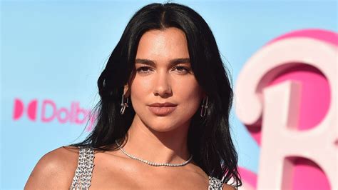 Dua Lipa nue sous une scandaleuse robe au décolleté vertigineux et