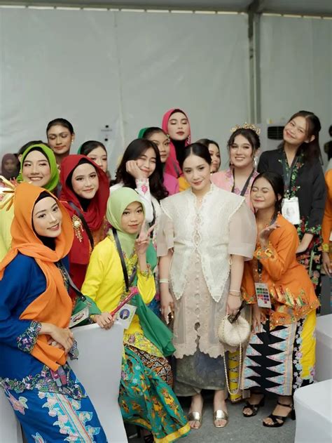 6 Potret Cantik Nagita Slavina Saat Menghadiri Acara Istana Berkebaya