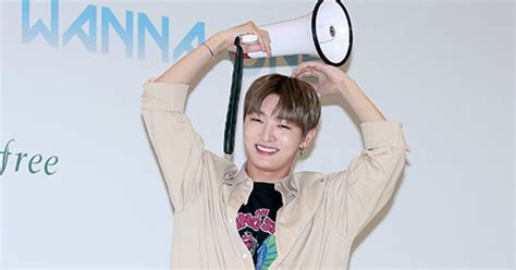 Bnt포토 워너원 윤지성 머리위로 왕하트~