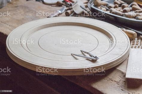 목공 장인 정신 및 수공예 개념 빈티지 목공 도구와 나무 미완성 플레이트 작업대 먼지 면도에 프레임의 일부 공예에 대한 스톡