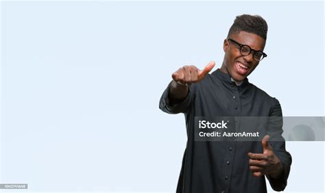 손으로 긍정적인 제스처를 하 고 승인 하는 고립 된 배경 위에 젊은 아프리카계 미국인 성직자 남자 엄지 및 성공을 위한 행복 한 미소를 카메라 우승자 제스처에서 찾고