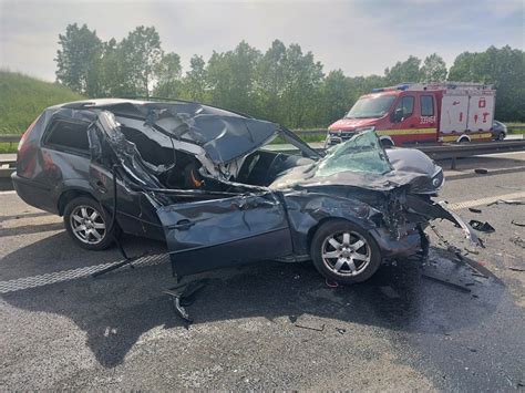 Auto osobowe zderzyło się z tirem Bardzo poważny wypadek na