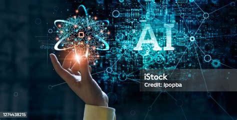 인간의 손은 학습 분석 정보를 학습하고 회로 기판 배경에 빅 데이터를 처리에 Ai의 신경망 뇌를 들고 혁신 인공 지능에 대한 미래 개념 인공지능에 대한 스톡 사진 및 기타