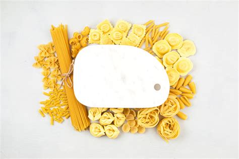 전통적인 이탈리아 파스타의 다른 유형으로 플랫 누워 펜네 타글리아텔 푸실리 파폴레 스파게티 등 전통적인 이탈리안 쿠신 컨셉 개성 개념에 대한 스톡 사진 및 기타 이미지