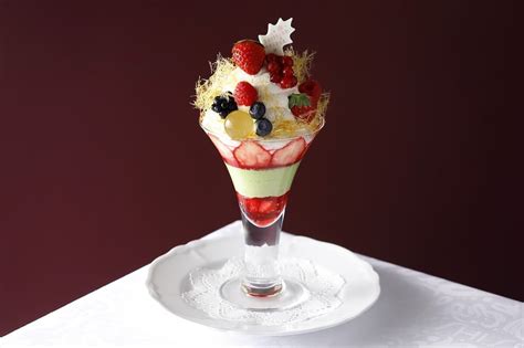 資生堂パーラー銀座本店サロン・ド・カフェ「レアチーズとベリーのクリスマスパフェ」 えん食べ