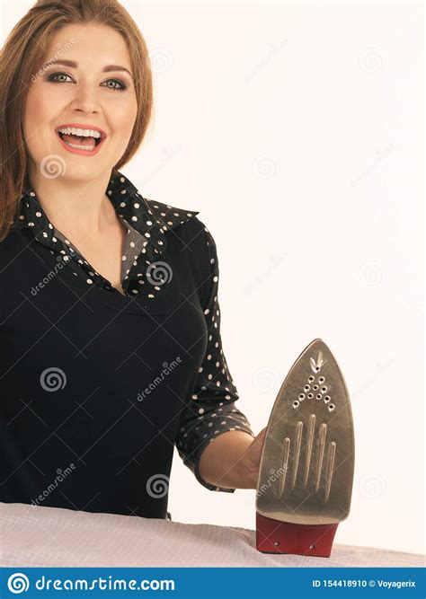 Gl ckliche Frau Das B geln Tut Stockfoto Bild von glücklich