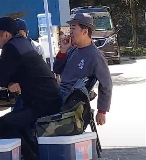 40歲張默曬近照，抽1200一根雪茄太頹廢，張國立拄拐錄節目忙賺錢 每日頭條
