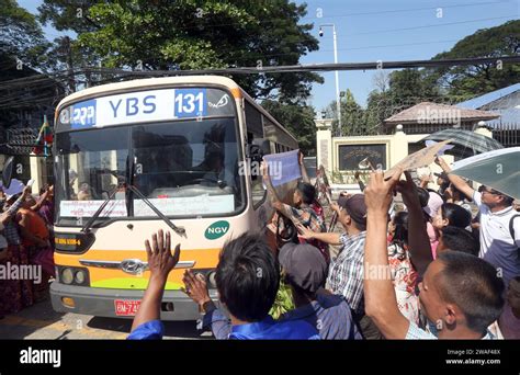 Yangon Myanmar Januar 2024 Ein Bus Mit Gefangenen Die Am 76