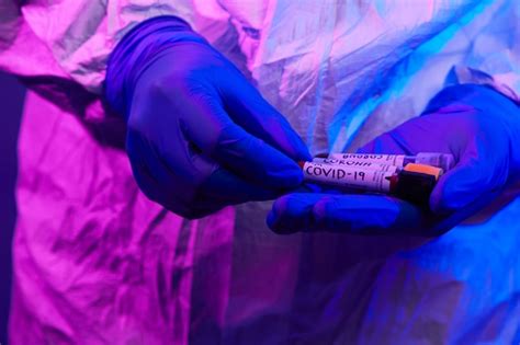 Coronavirus médico segurando o vírus covid positivo tubo de teste de amostra de sangue