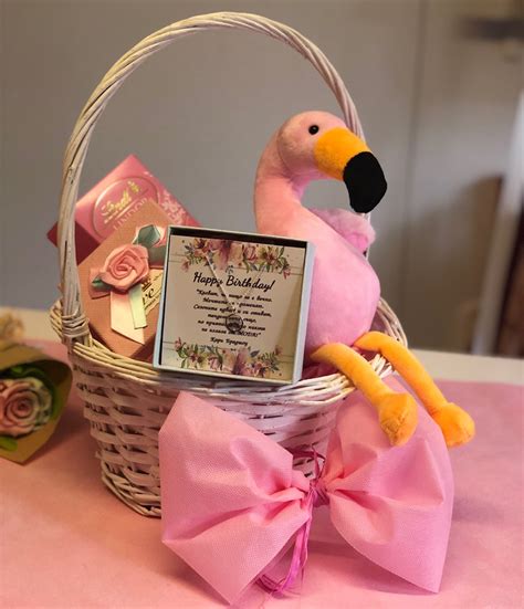 Идеалният подарък за момиче кошница Фламинго Шаферки
